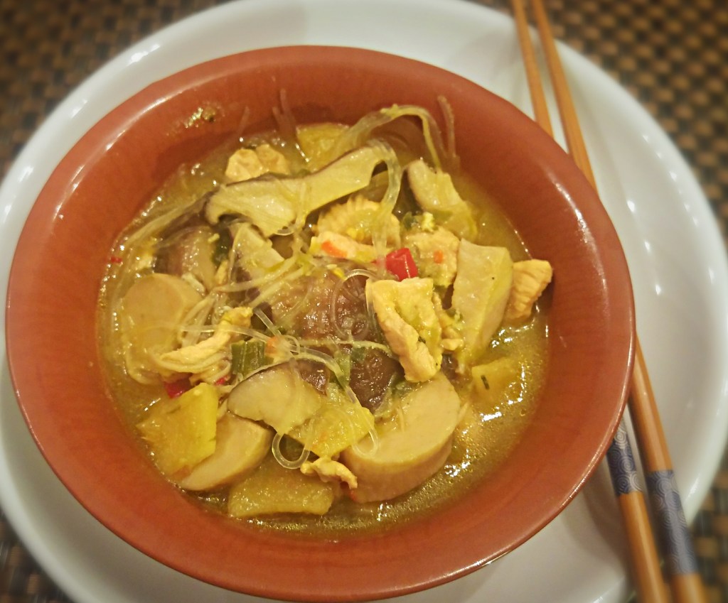 Zuppa orientale di vermicelli di soia senza glutine con pollo, funghi e ...